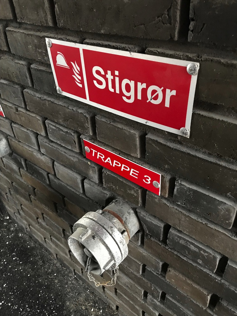 Stigrør skilt - Selvklæbende vinyl (klistermærke) | D-S Sikkerhedsudst